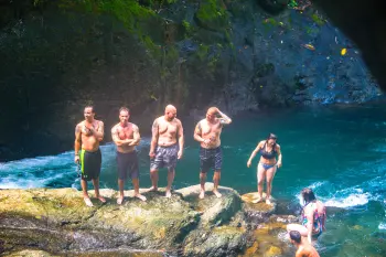 portalon-waterfall-people-standing-on-rocks-waterfall-tour-manuel-antonio
